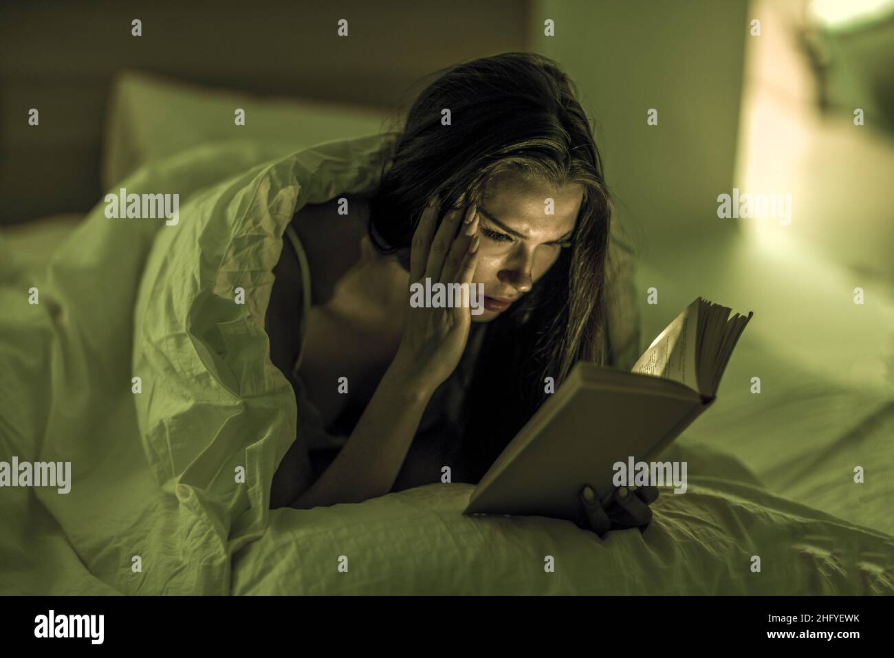 Woman reading book in bed night hi-res stock photography and images - Alamy