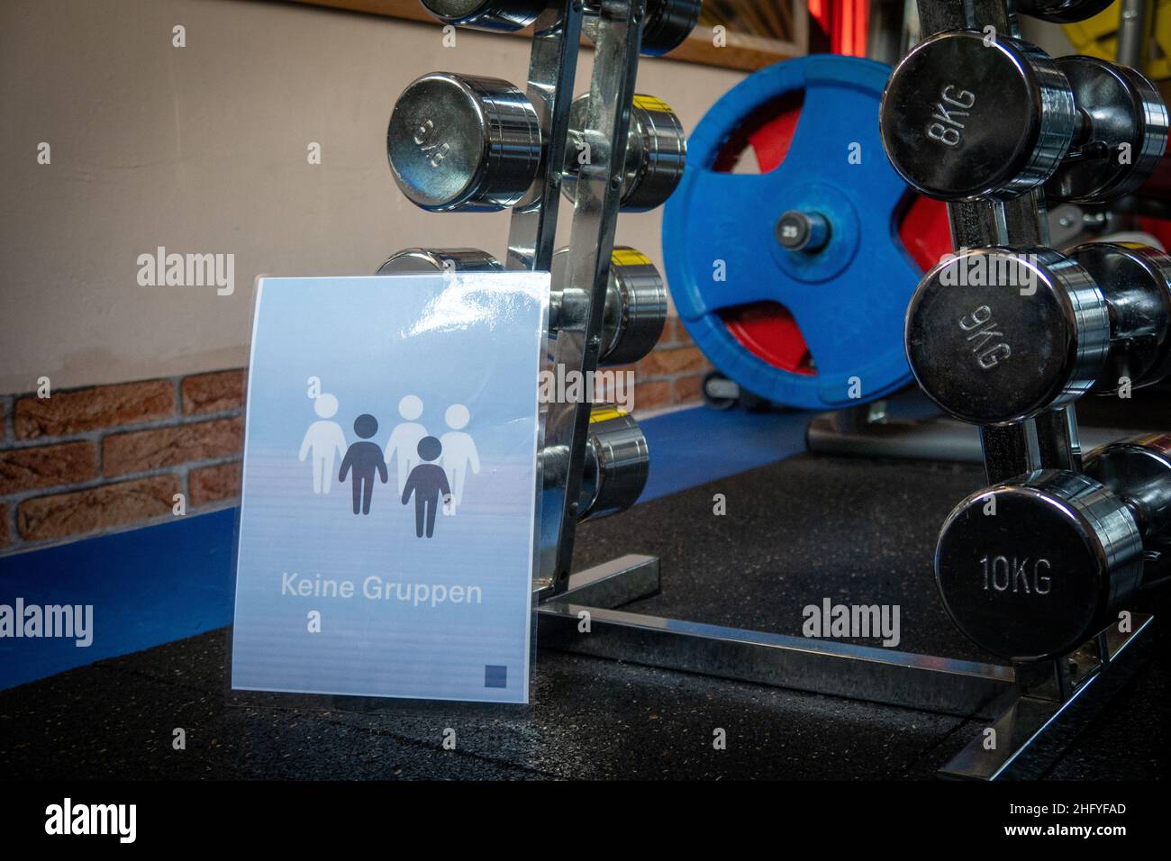 a sign saying no groups lies next to the weights in a gym Stock Photo ...