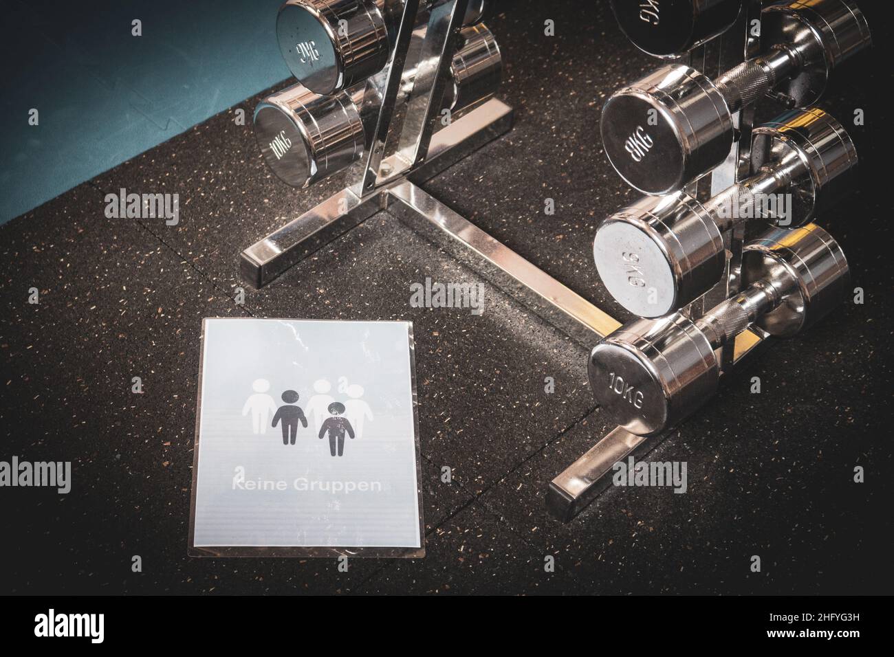 a sign saying no groups lies next to the weights in a gym Stock Photo ...