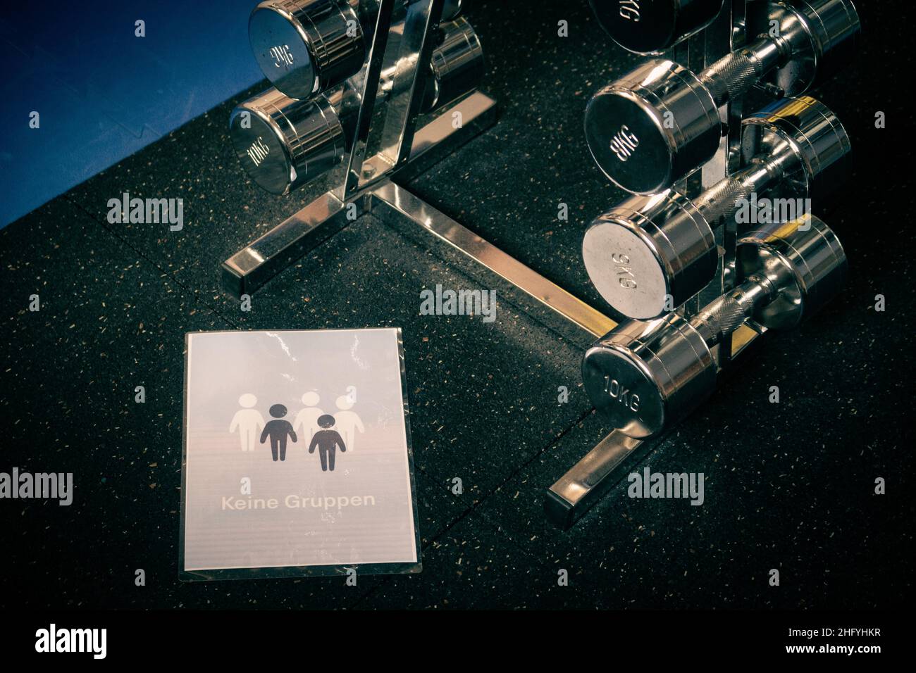 a sign saying no groups lies next to the weights in a gym Stock Photo ...