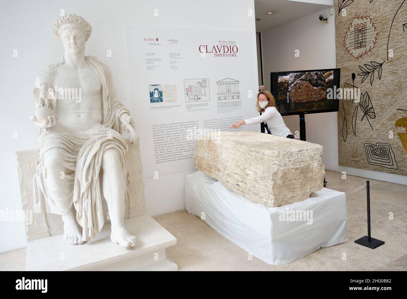 Rome cippo pomerio hi-res stock photography and images - Alamy