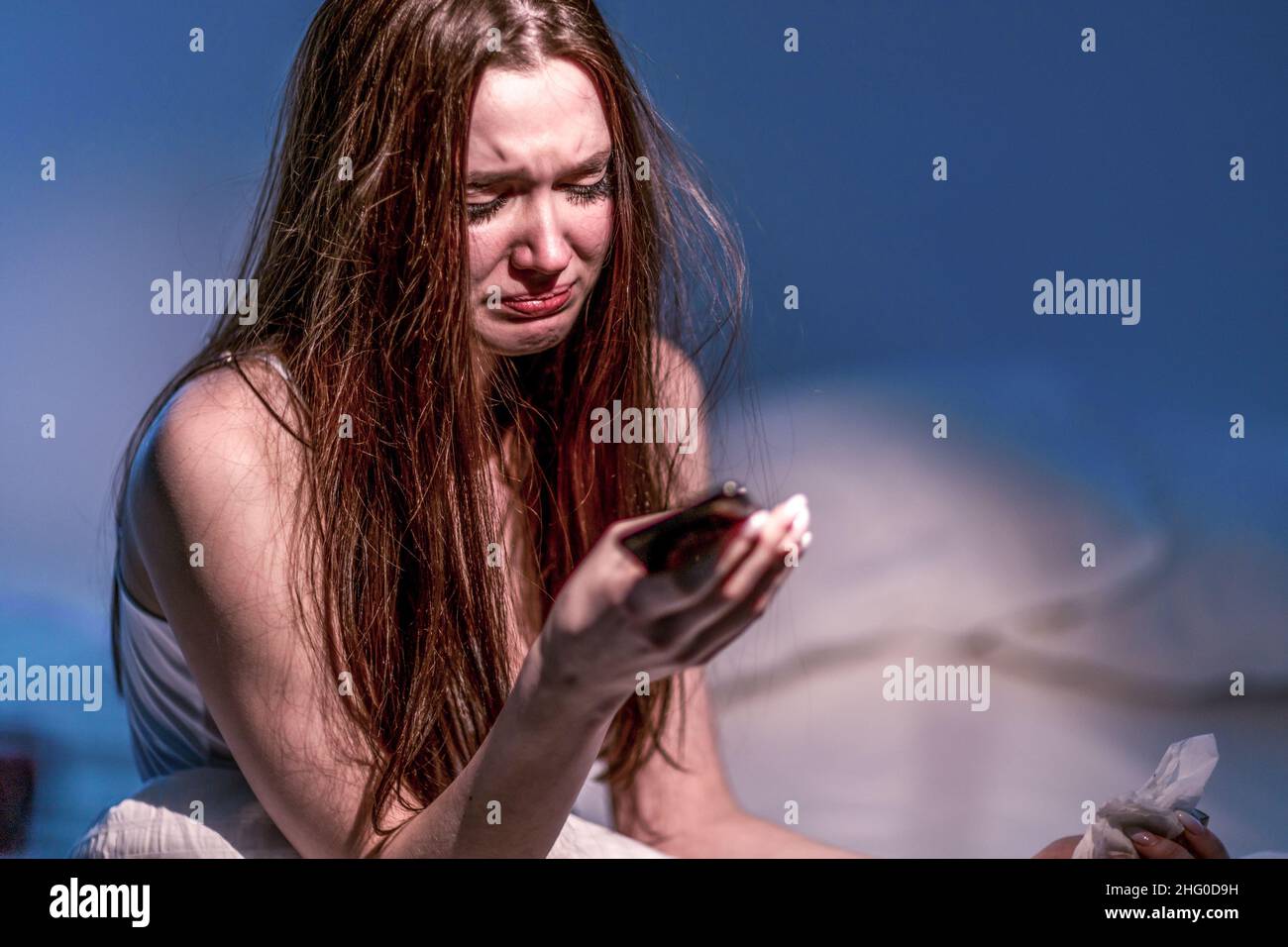 Woman cry phone hi-res stock photography and images - Alamy