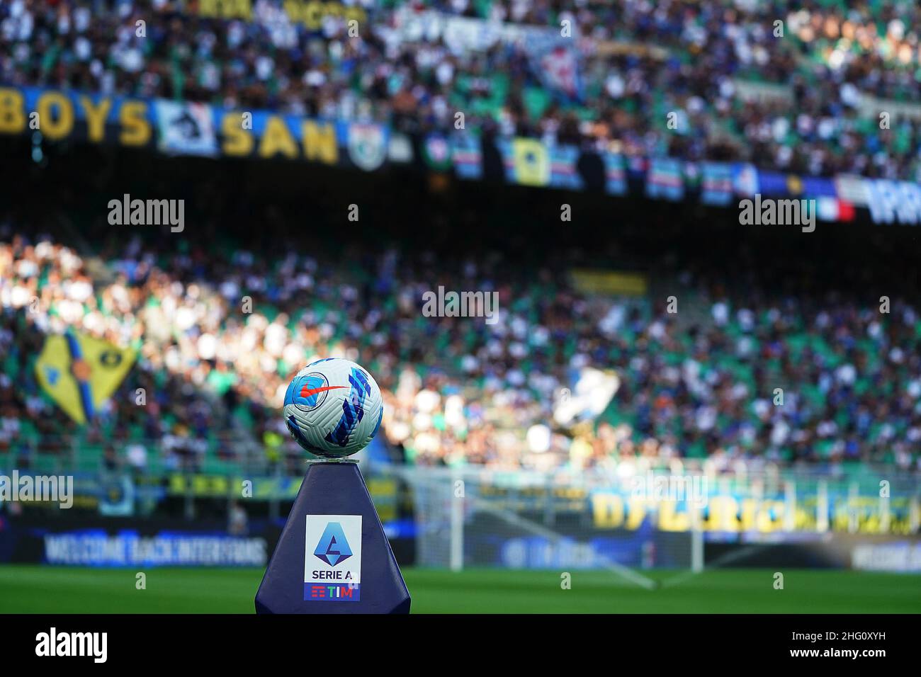 Pallone ufficiale 2021 2022 hi-res stock photography and images - Alamy