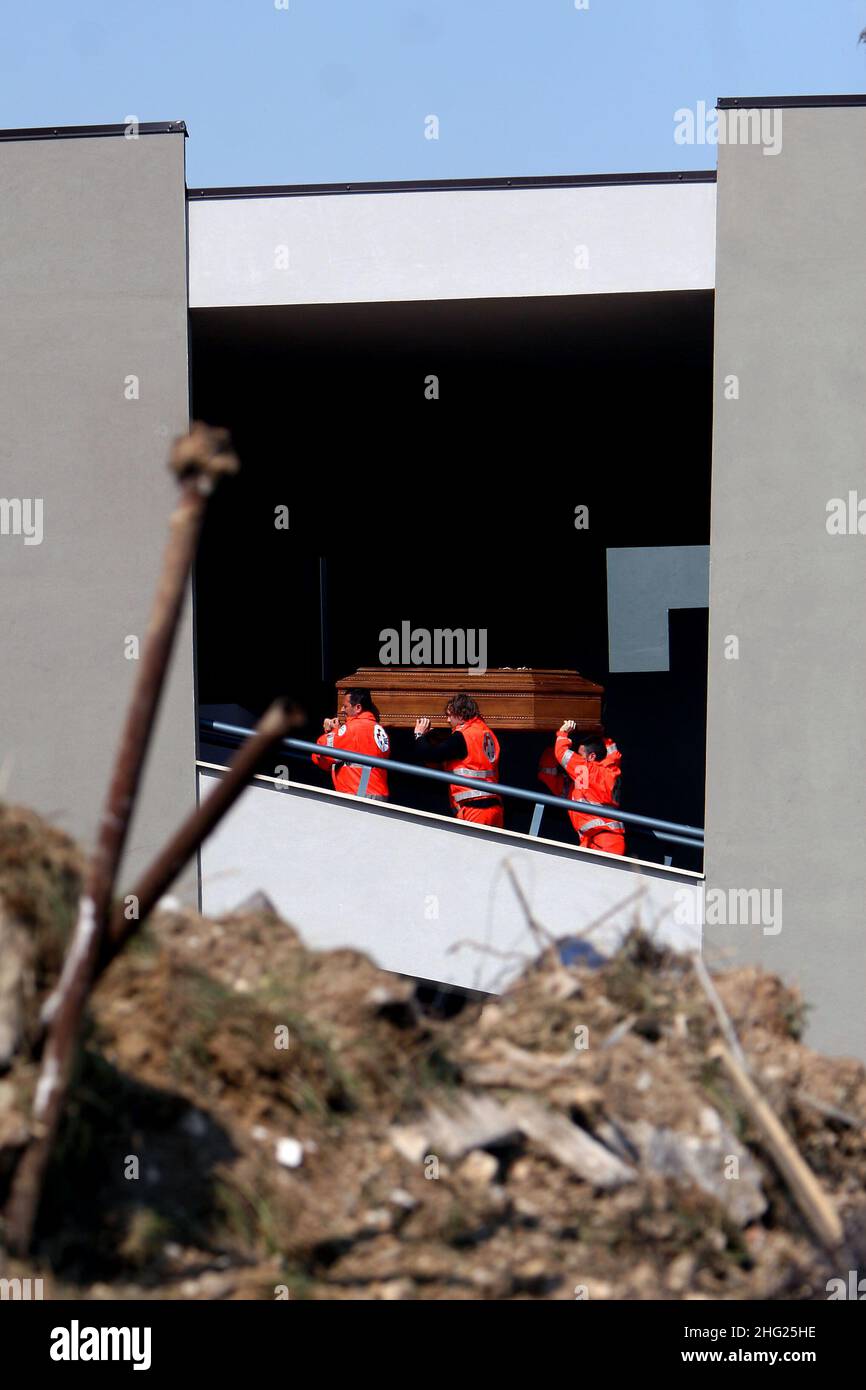Earthquake in Abruzzo, l'Aquila cemetery during coffins' deposition ...
