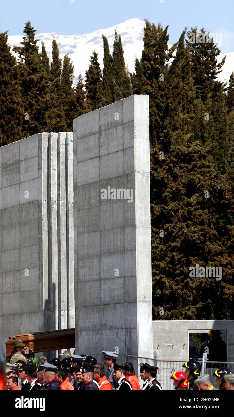 Earthquake in Abruzzo, l'Aquila cemetery during coffins deposition ...