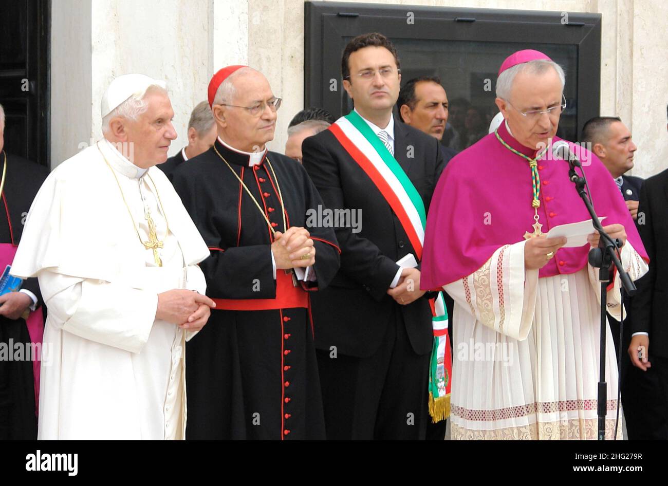 Pope Benedict XVI visits the Shrine of Padre Pio in San Giovanni ...