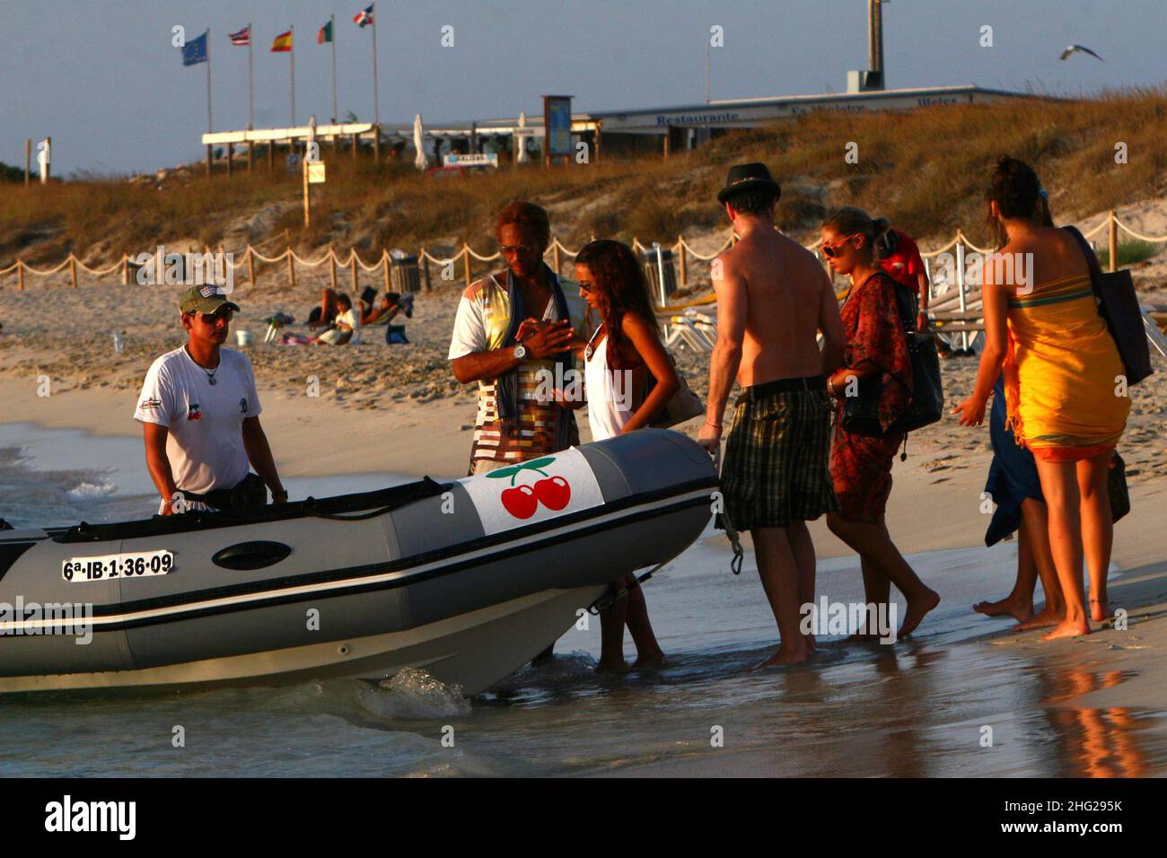 Us actor Gary Dourdan with girlfriend Maria Del Alamo and friends on ...