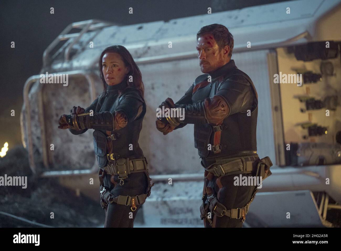 LOST IN SPACE, from left: Molly Parker, Toby Stephens, Trust', (Season ...