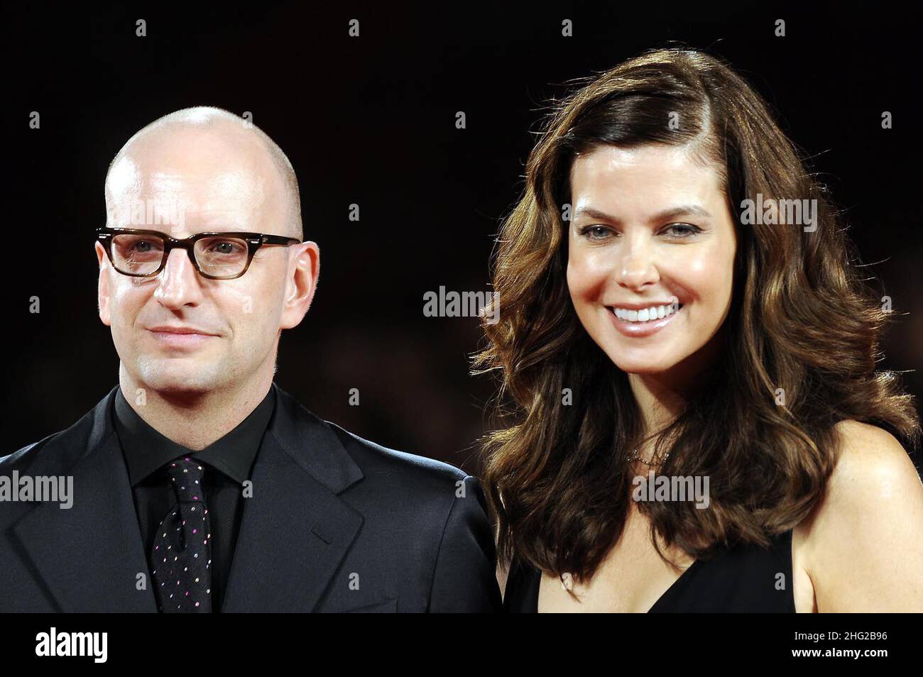 Director Steven Soderbergh and wife Jules Asner attend 'The Informant ...