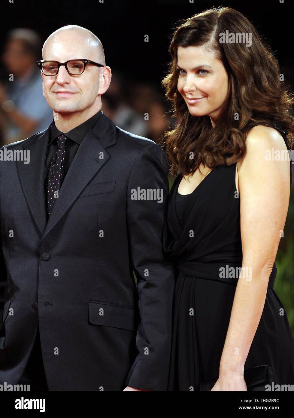 Director Steven Soderbergh and wife Jules Asner attend 'The Informant ...