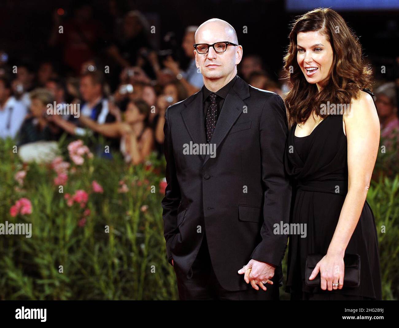 Director Steven Soderbergh and wife Jules Asner attend 'The Informant ...