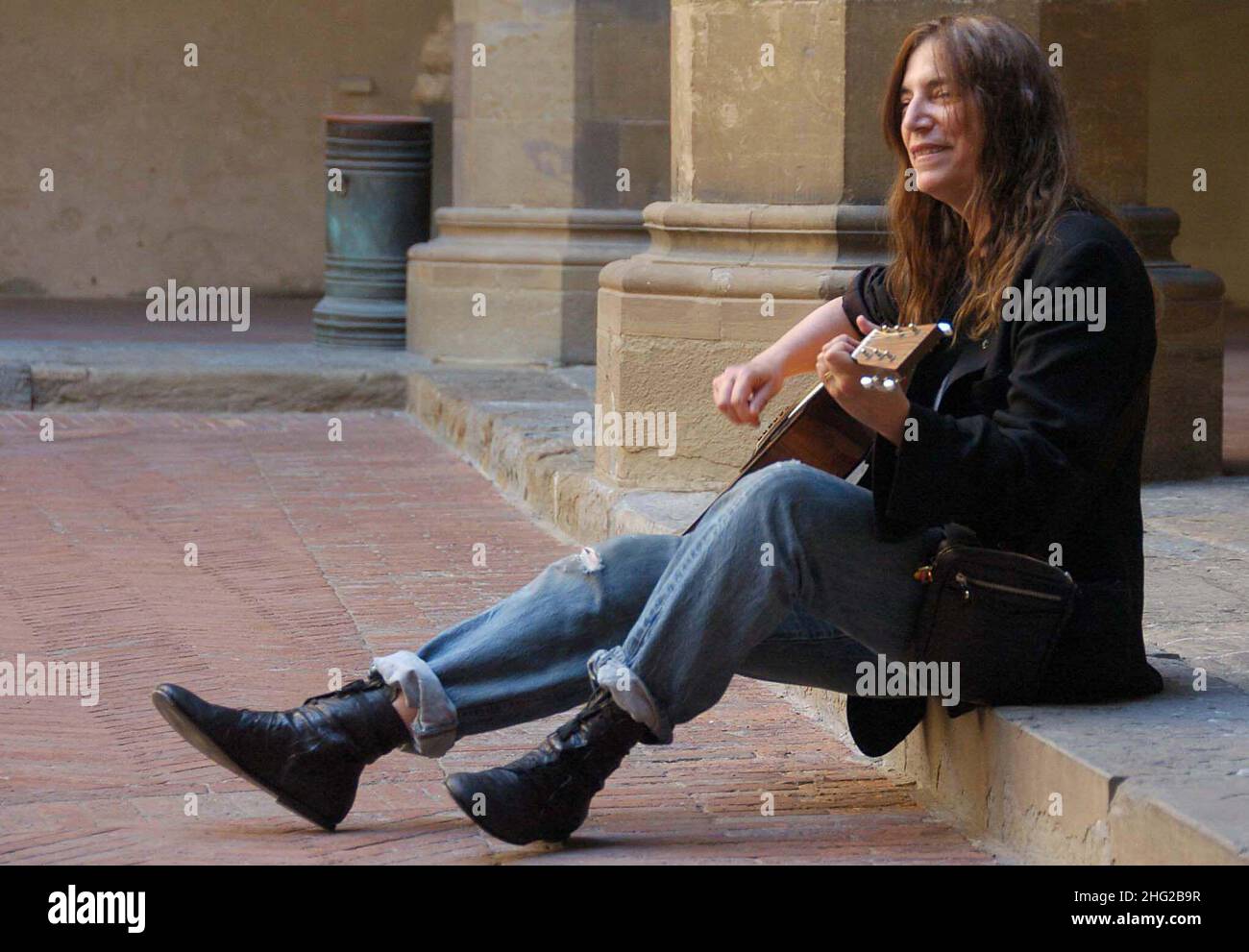 Patti Smith visiting the museum of Bargello, playing and singing in ...