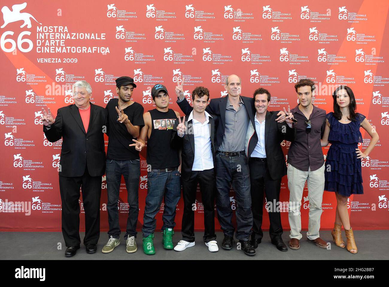 The cast pose hi-res stock photography and images - Alamy