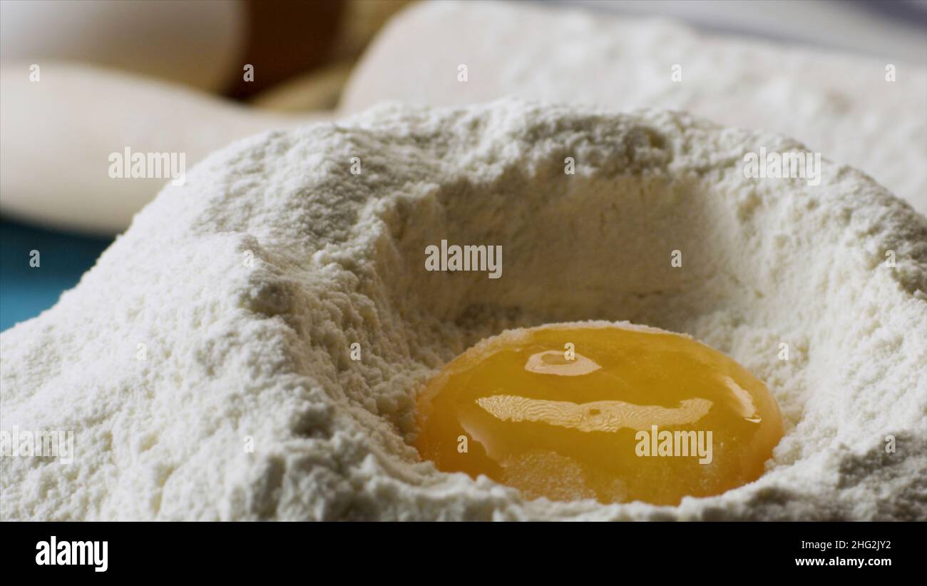 Egg falls flour slow motion hi-res stock photography and images - Alamy