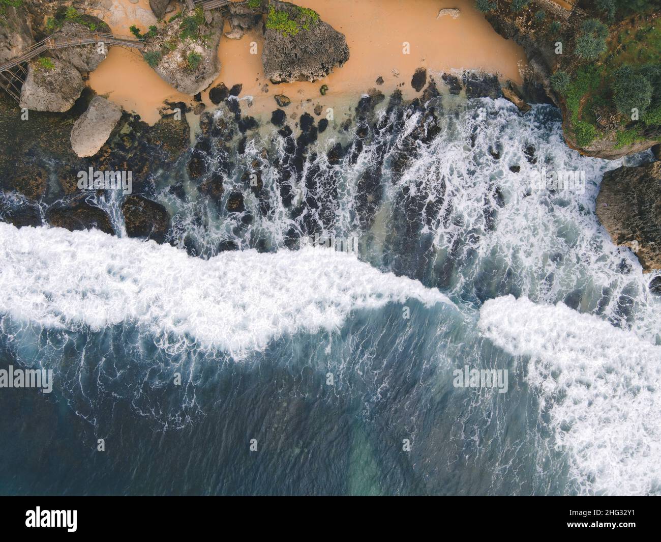 Crashing waves cliff top down view hi-res stock photography and images ...