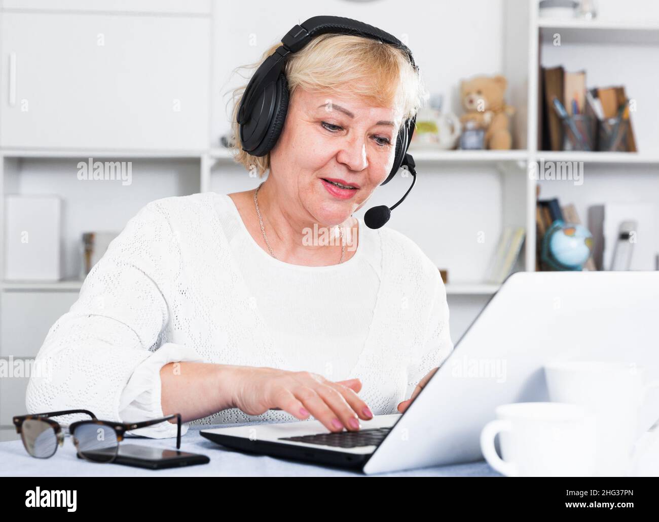 Mature woman communicates via the Internet Stock Photo - Alamy