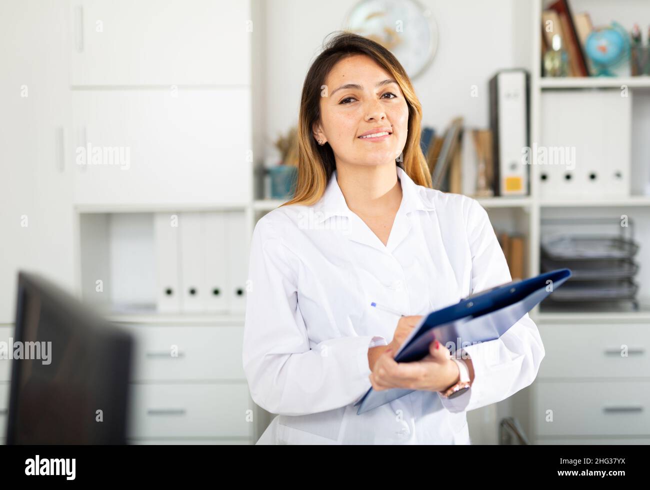Doctor making notes on clipboard Stock Photo - Alamy