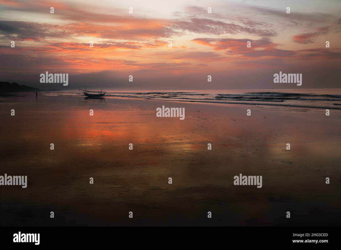 sparkling sunlight with a red and orange reflection on the beach Stock ...