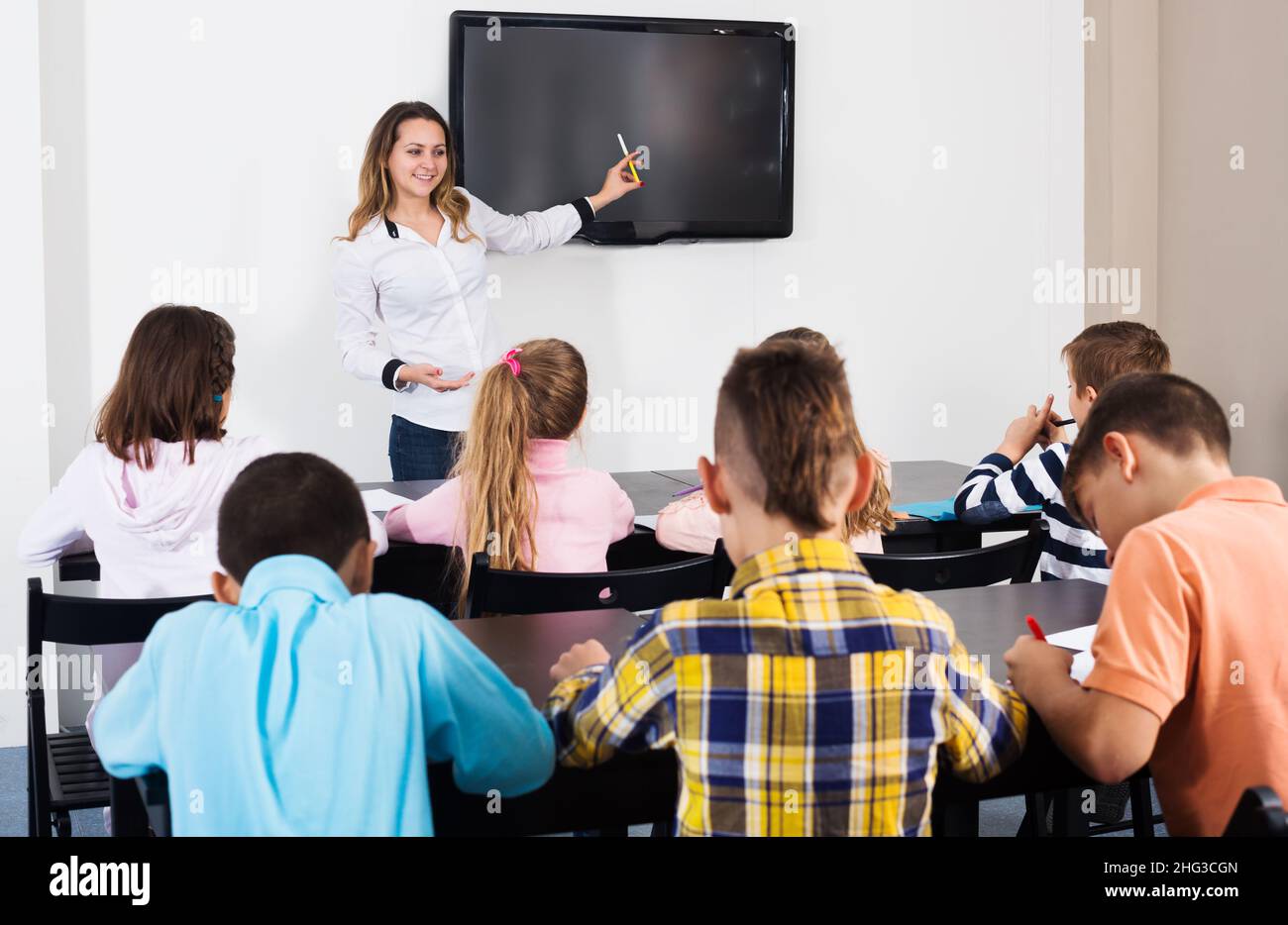 Little children with teacher in classroom Stock Photo - Alamy