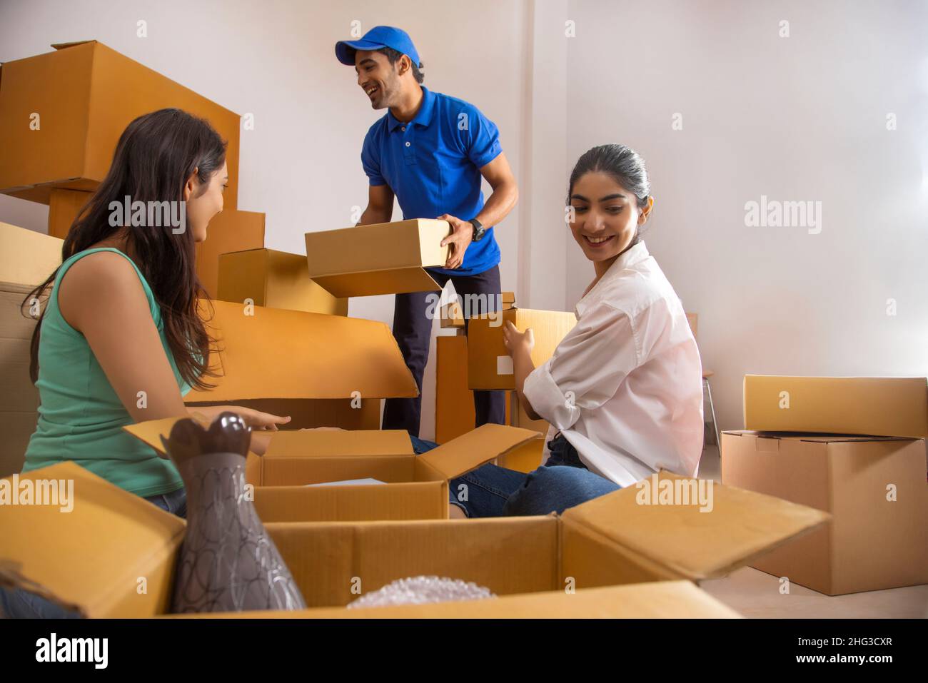 Packing stacking boxes hi-res stock photography and images - Alamy