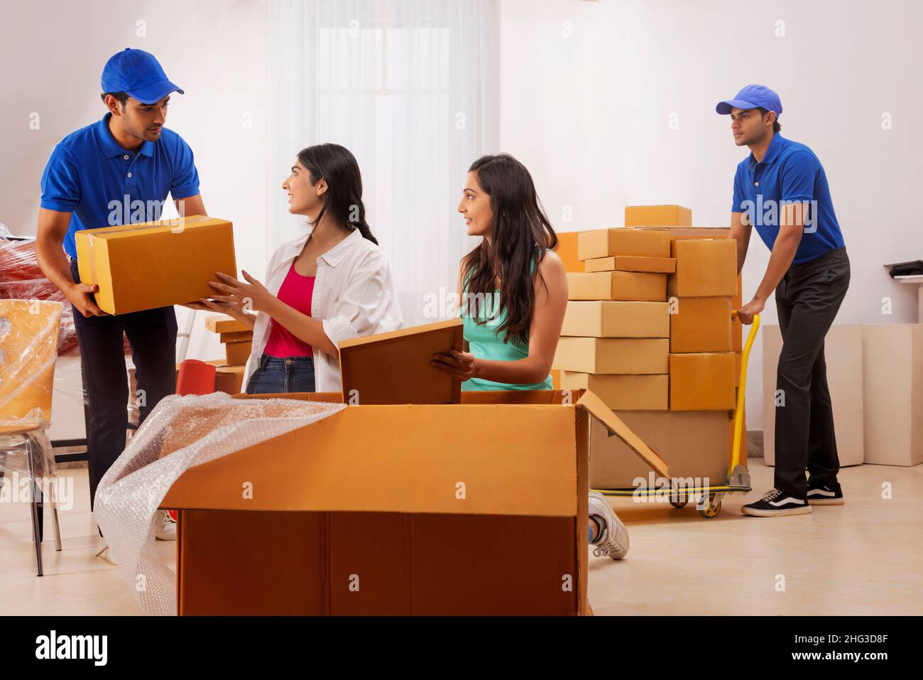 Girls packing boxes moving hi-res stock photography and images - Alamy