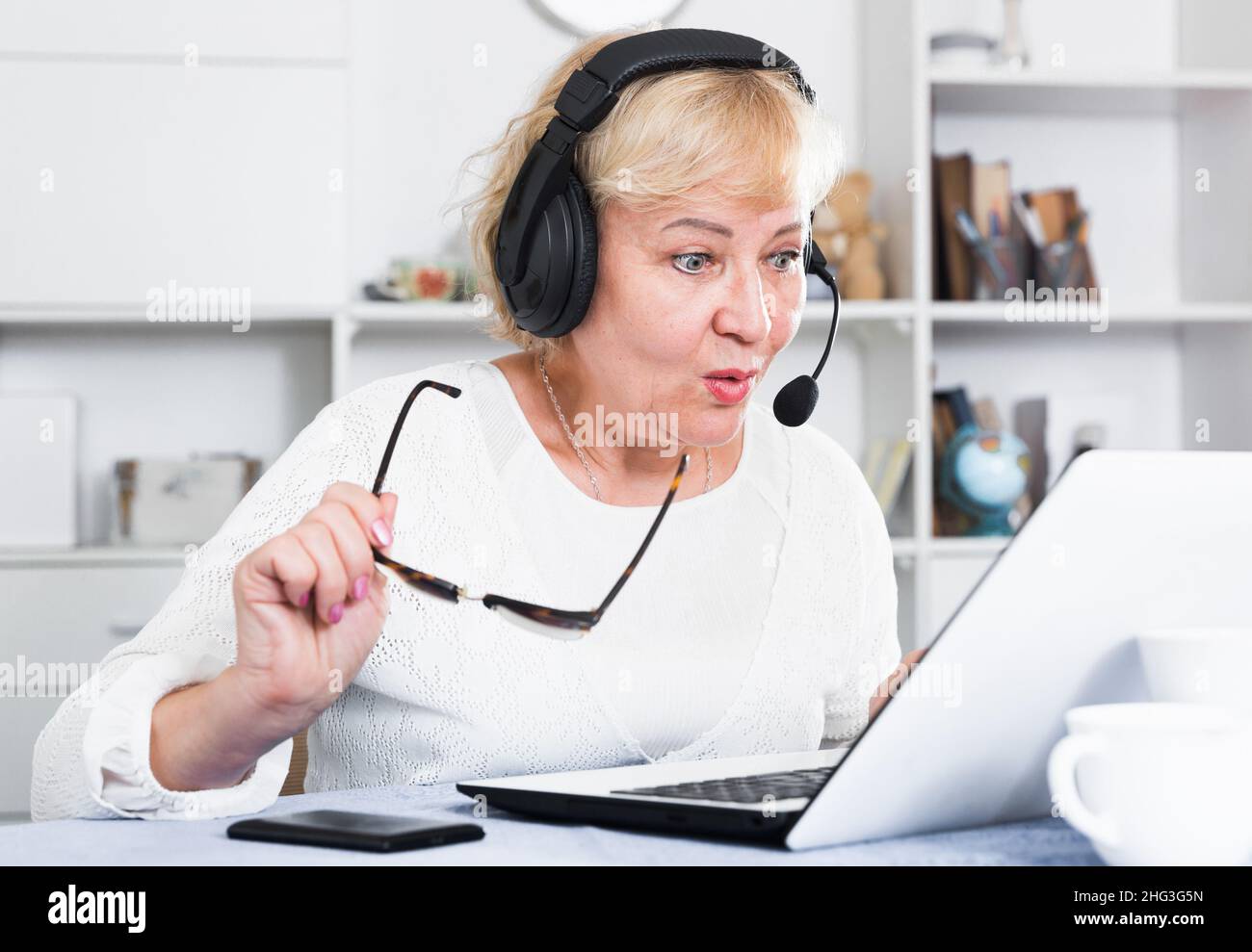 Mature woman communicates via the Internet Stock Photo - Alamy