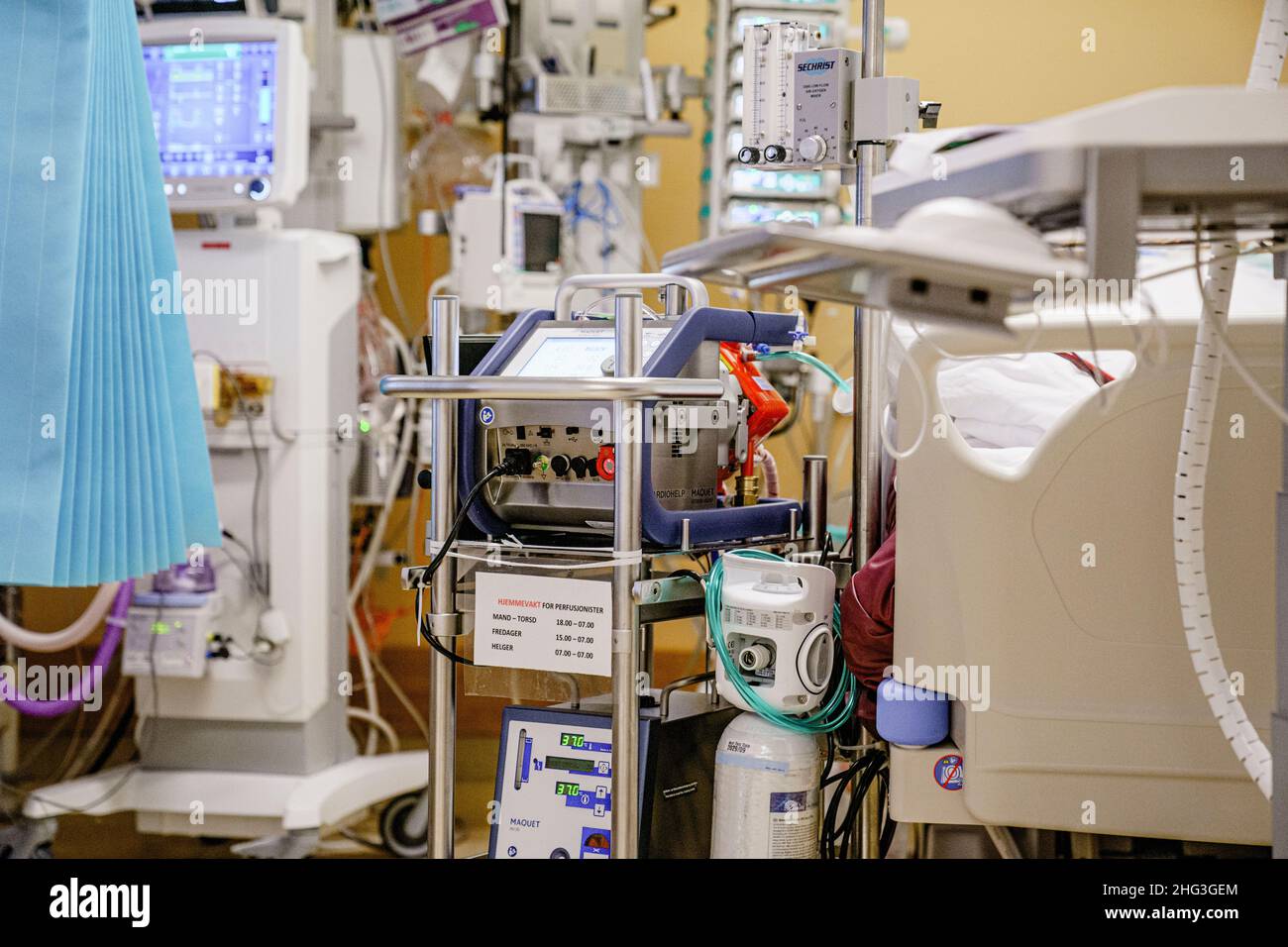 Ecmo hi-res stock photography and images - Alamy