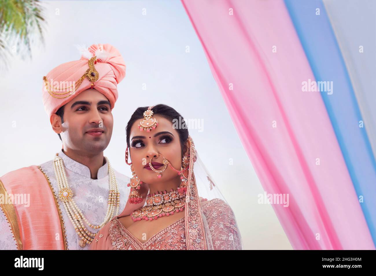 Indian bride and groom in traditional wedding dress Stock Photo - Alamy