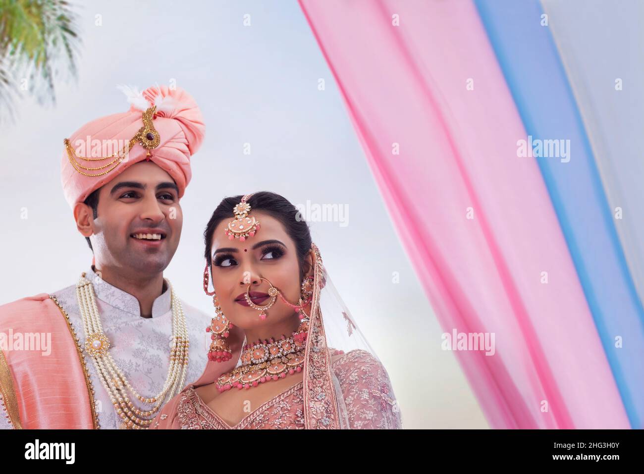 Indian bride and groom in traditional wedding dress Stock Photo - Alamy