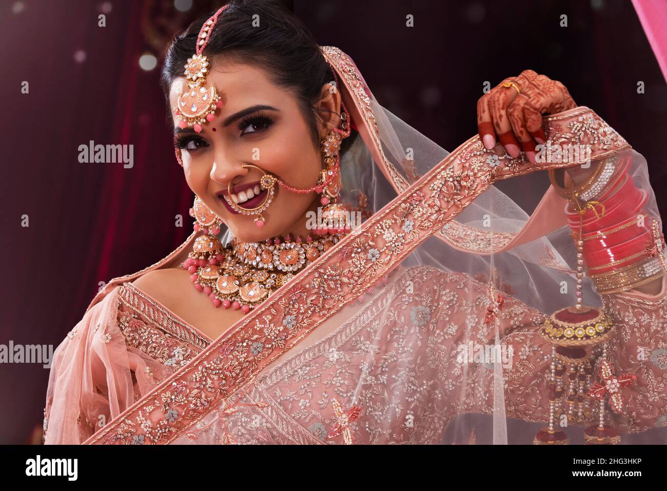 Indian wedding dress veil hi-res stock photography and images - Alamy