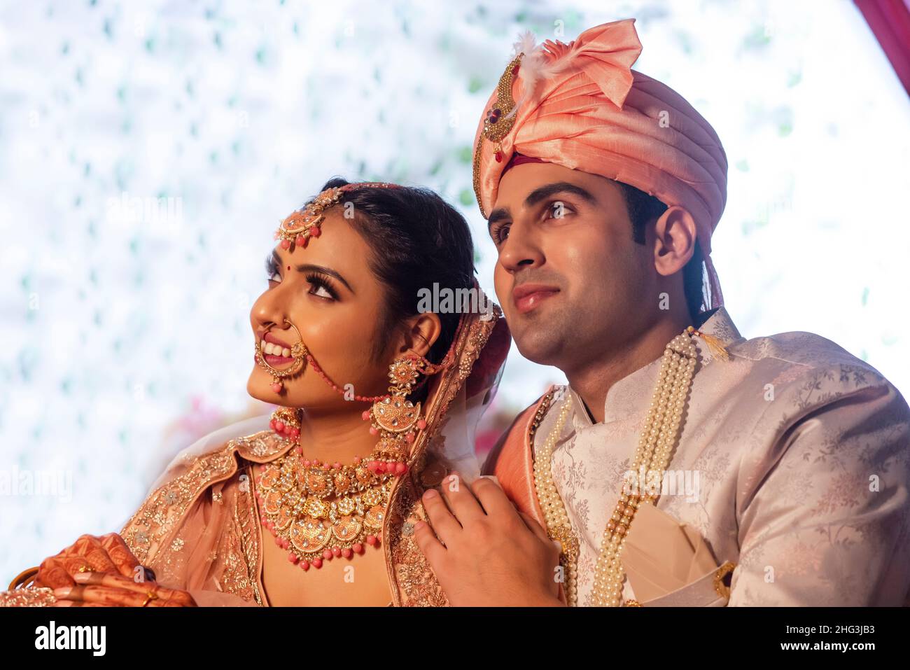 Side view of Indian bride and groom in traditional wedding outfit Stock ...