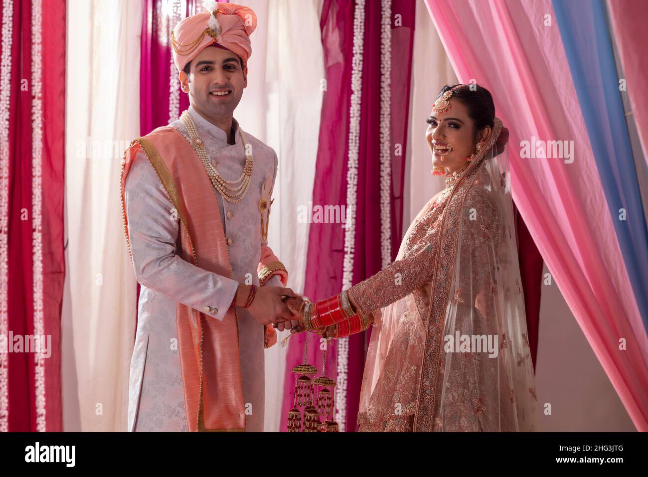 Back view indian couple wedding hi-res stock photography and images - Alamy