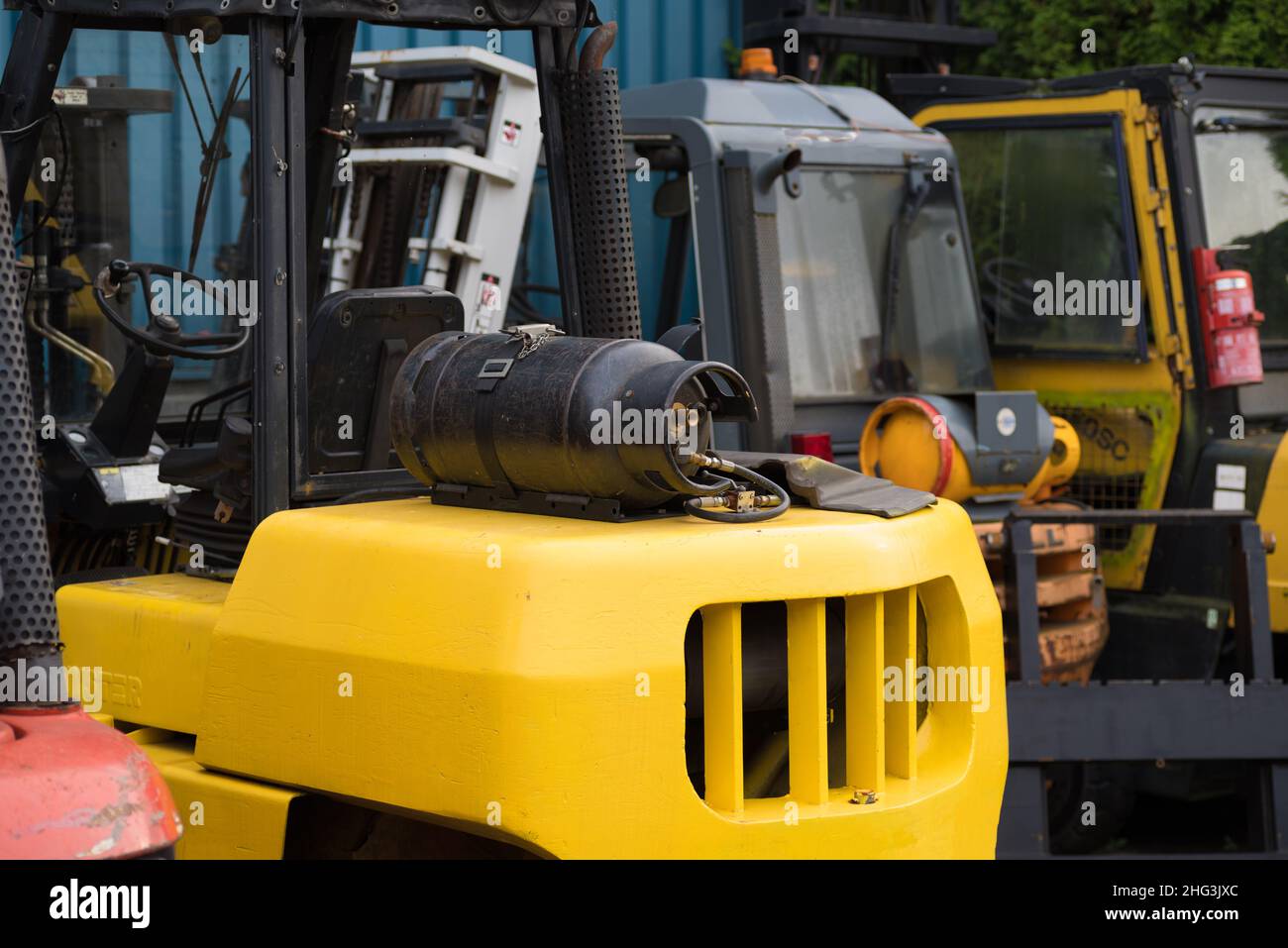 lpg powered yellow forklift truck Stock Photo - Alamy