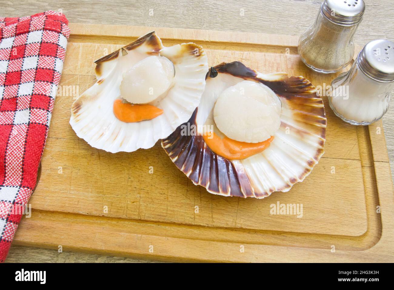 raw scallops in its shell on a board Stock Photo - Alamy