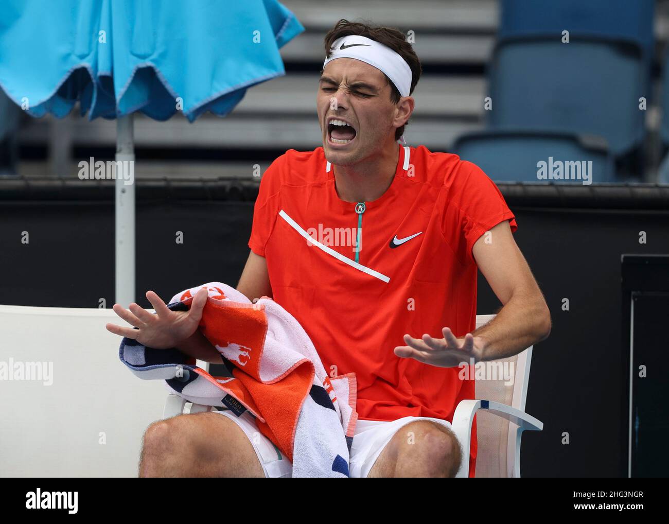 Taylor Fritz sitzt auf dem der Stuhl waehrend der Spielpause und ...