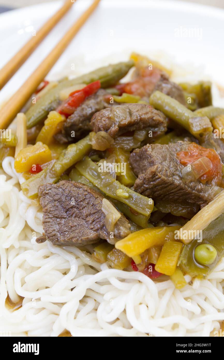 beef sautéed with vegetables with Chinese noodles Stock Photo - Alamy