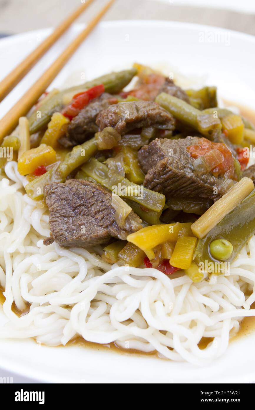 beef sautéed with vegetables with Chinese noodles Stock Photo - Alamy