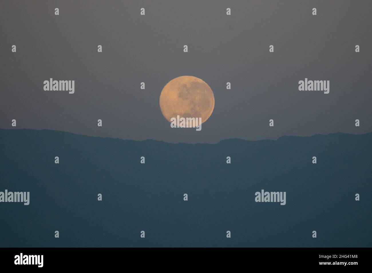Santiago, Metropolitana, Chile. 18th Jan, 2022. January's full moon ...