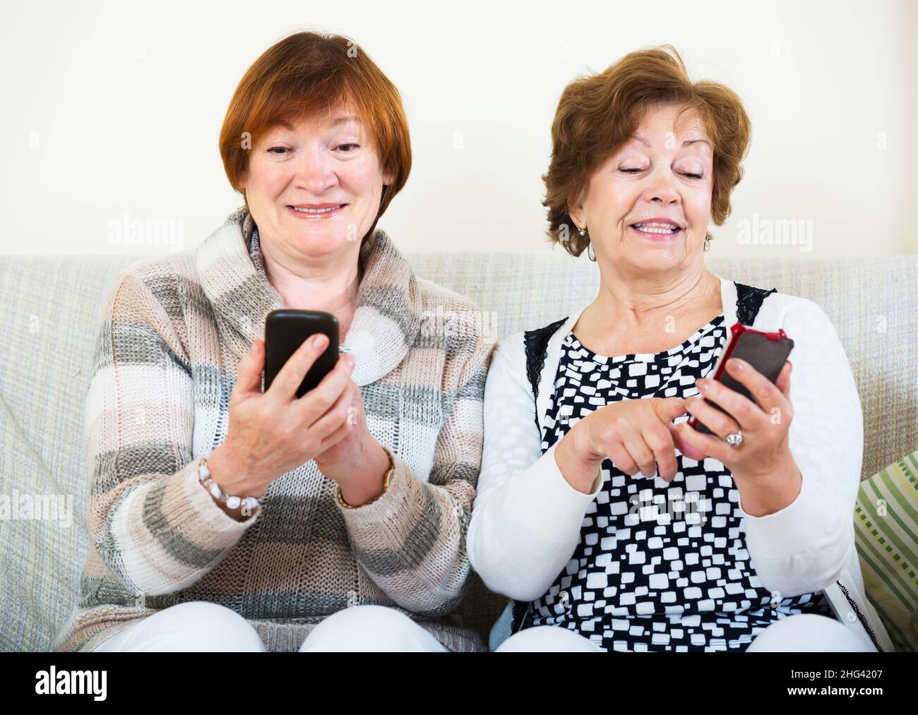 Senior women with mobile phones Stock Photo - Alamy