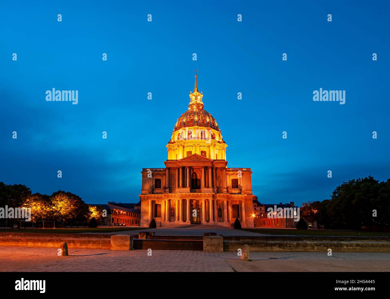 Les Invalides (The National Residence of the Invalids) at night. Paris ...