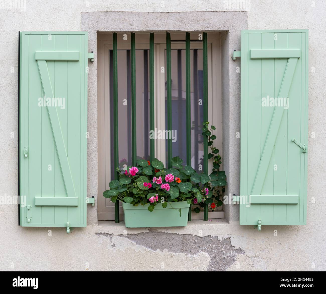 Green wooden window shutters hi-res stock photography and images - Alamy
