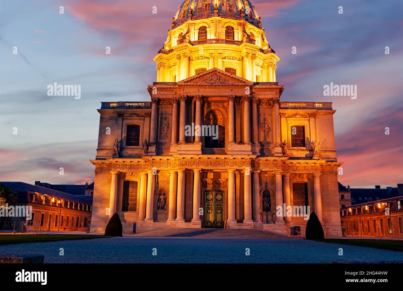 Les Invalides (The National Residence of the Invalids) at night. Paris ...