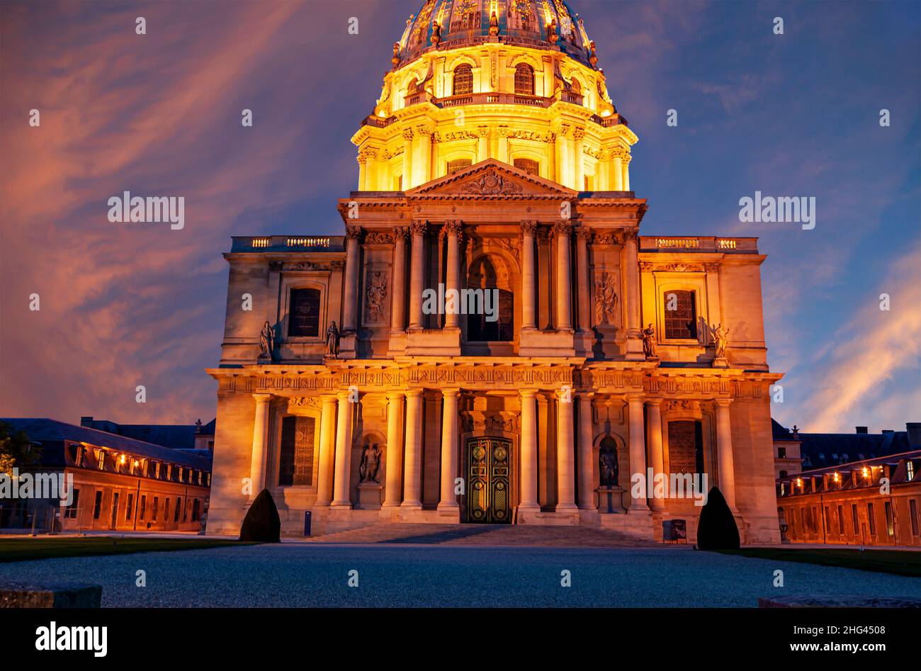 Les Invalides (The National Residence of the Invalids) at night. Paris ...