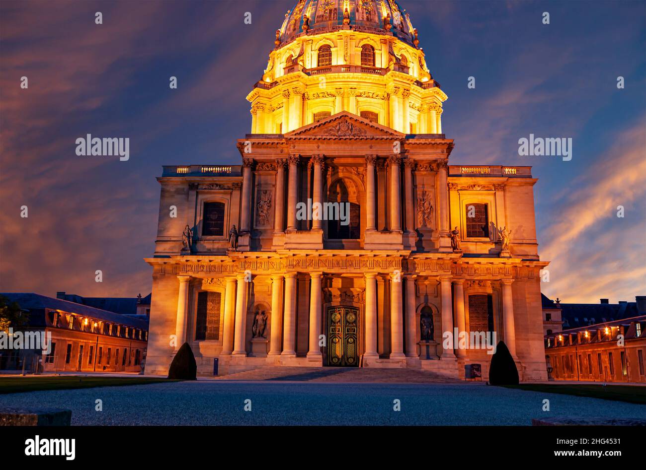 Les Invalides (The National Residence of the Invalids) at night. Paris ...