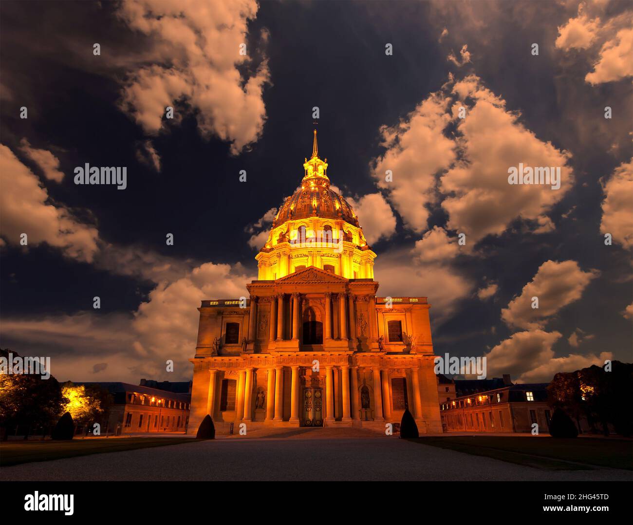 Les Invalides (The National Residence of the Invalids) at night. Paris ...