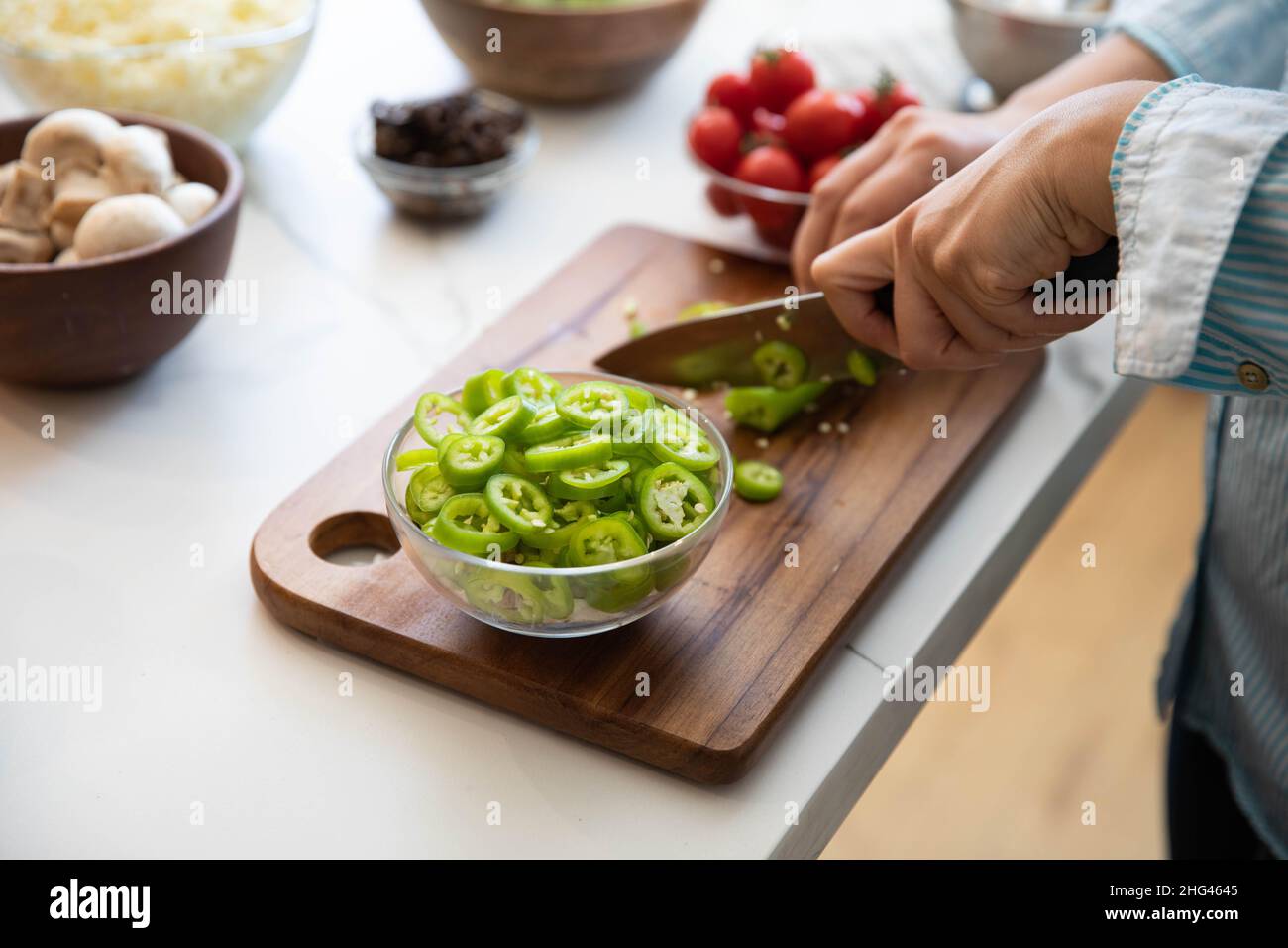 Pepper cutting, woman chopping pepper on cutting board Stock Photo - Alamy