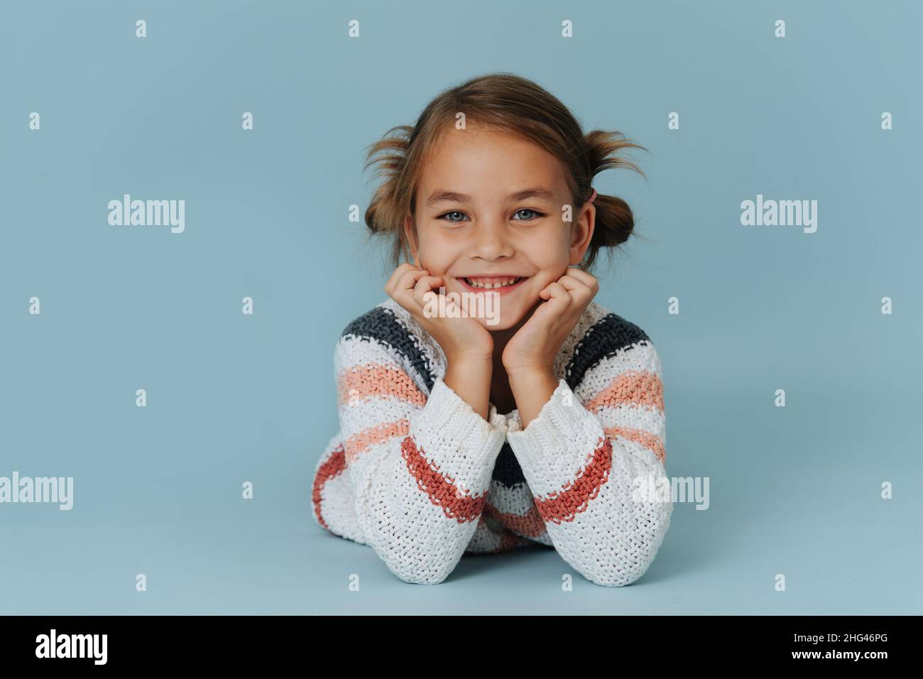 Girl leaning on elbows hi-res stock photography and images - Alamy