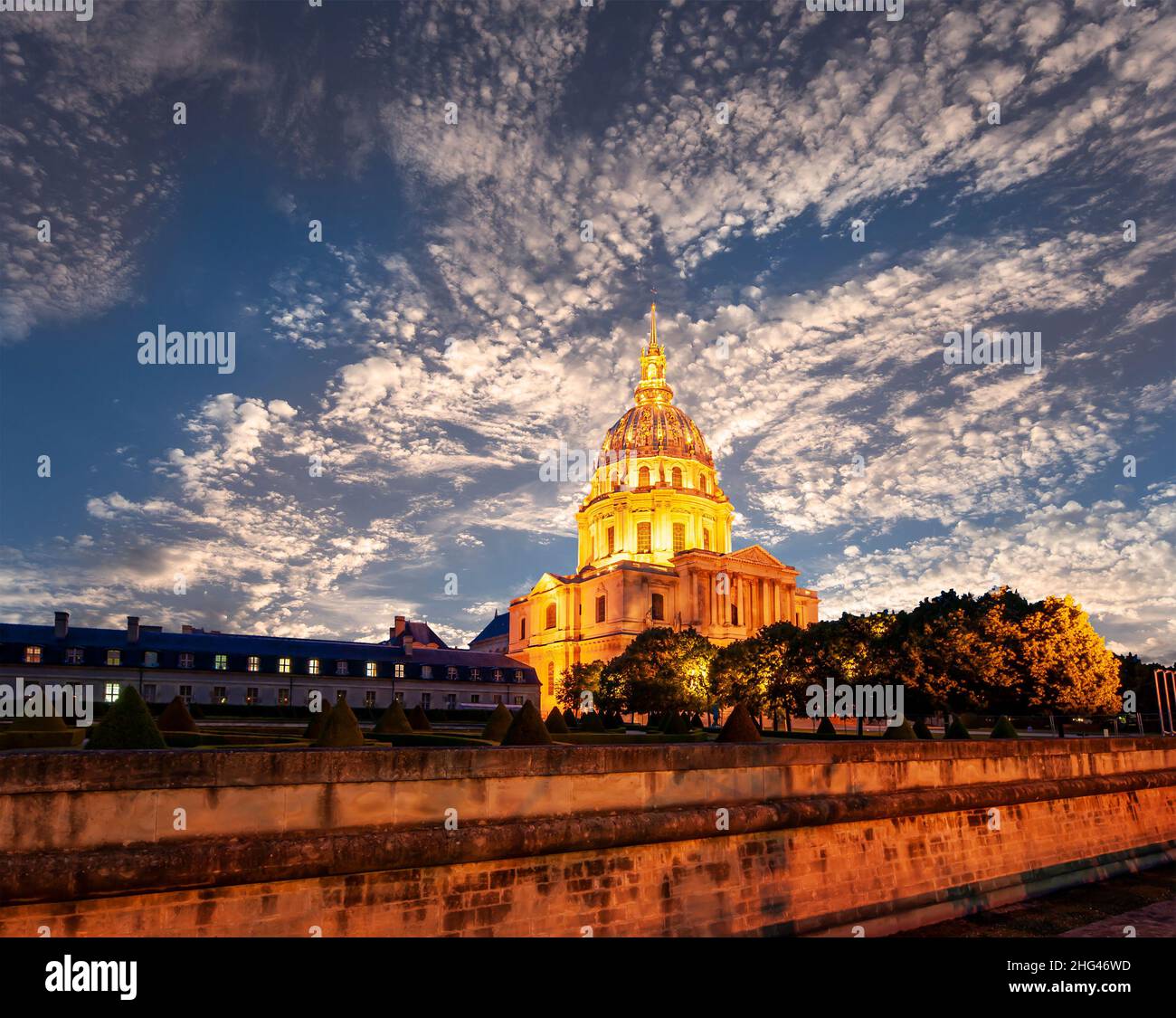 Les Invalides (The National Residence of the Invalids) at night. Paris ...