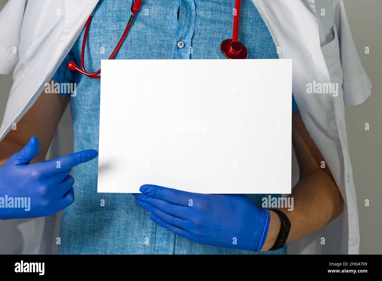 Doctor holding white mockup poster. medecine mockup Stock Photo - Alamy