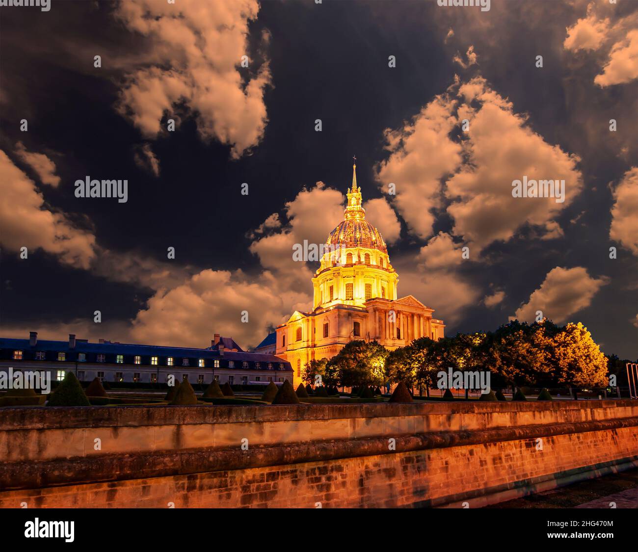 Les Invalides (The National Residence of the Invalids) at night. Paris ...
